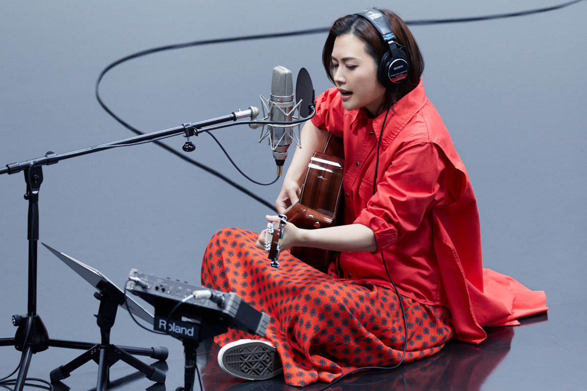 YUI「THE FIRST TAKE」で8年ぶりの「TOKYO」「CHE.R.RY」を披露！ - ニュース | Rooftop
